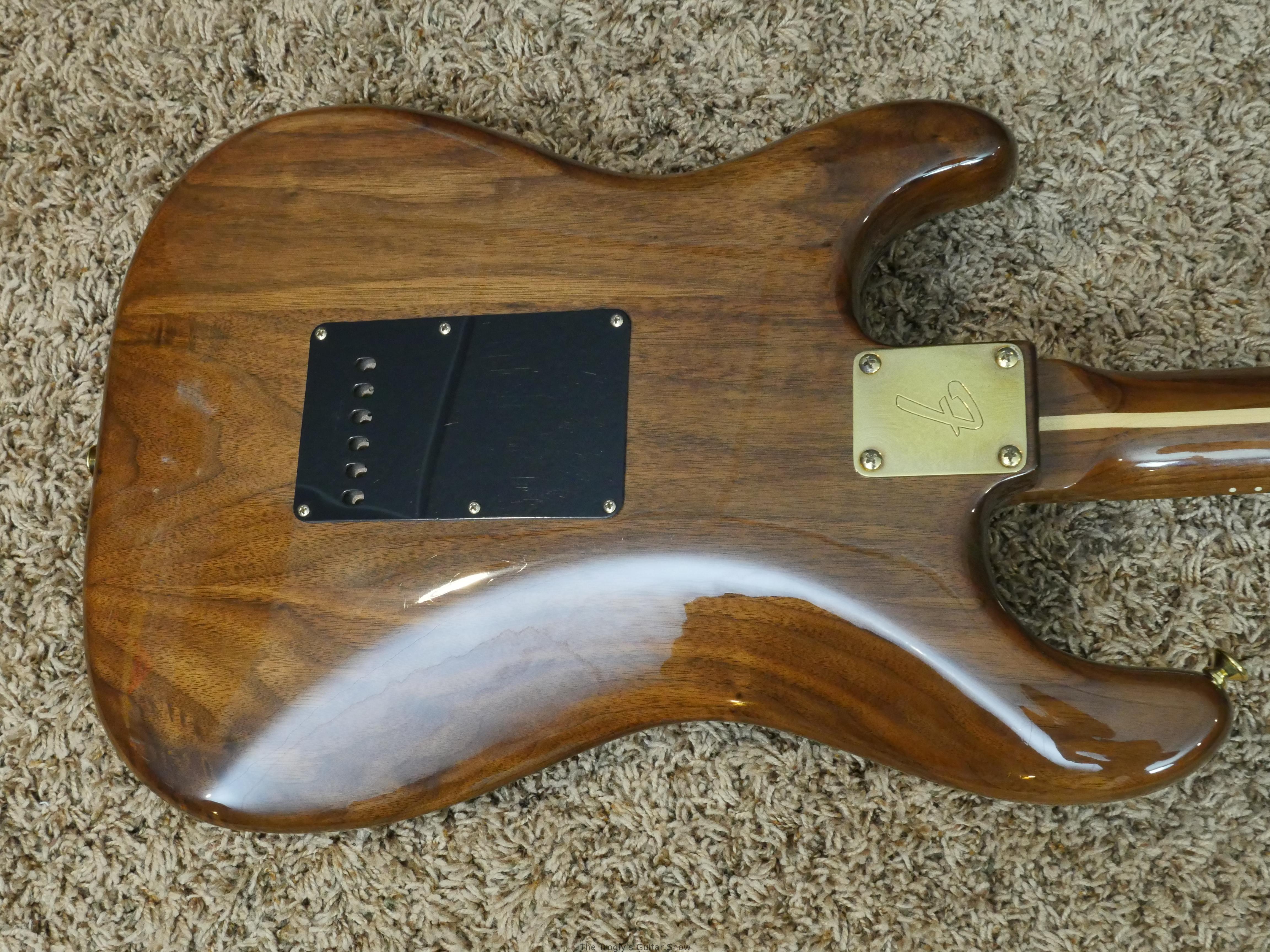 1982 Fender “The Strat” Walnut – The Trogly's Guitar Show