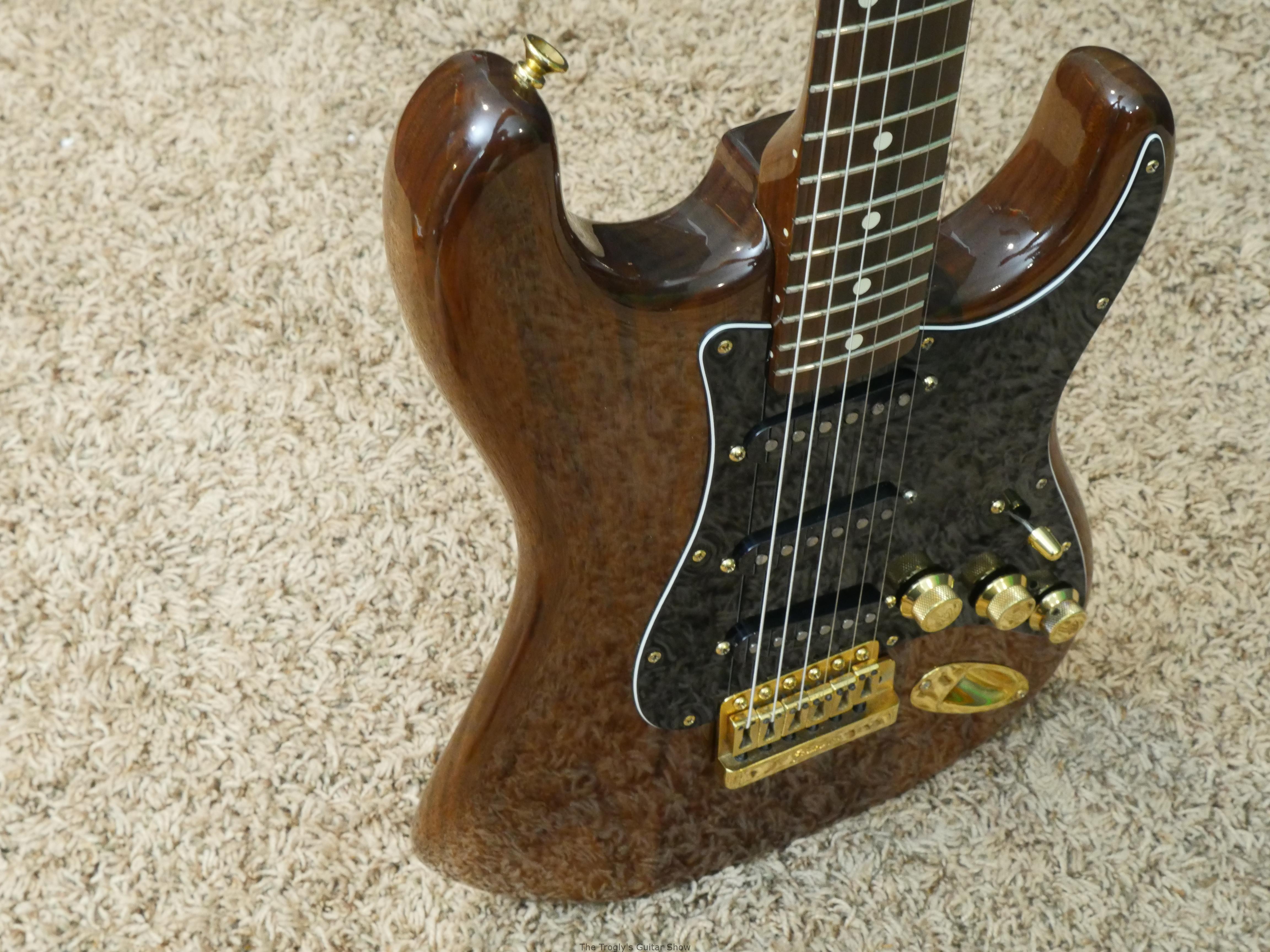 1982 Fender “The Strat” Walnut – The Trogly's Guitar Show